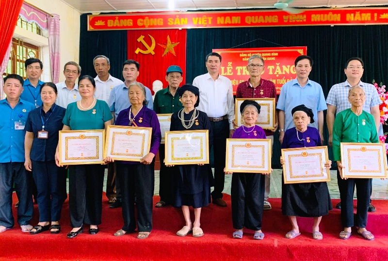 Quang Bình: Trao Huy hiệu Đảng cho các đảng viên